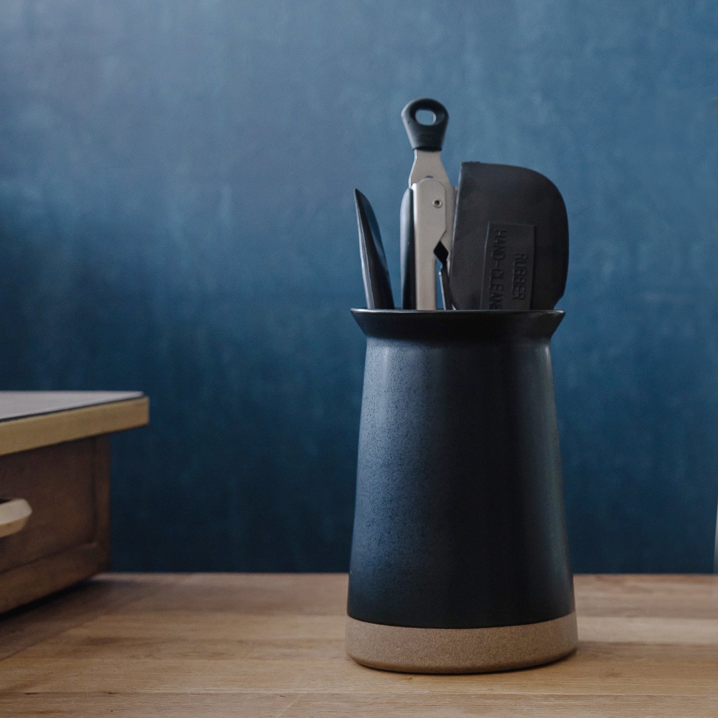 Kinto Ceramic Lab Utensil Holder / Black | Borough Kitchen